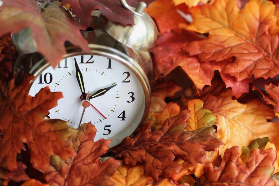 3 Tips To Adjust Your Sleep Schedule For Daylight Savings Transitio